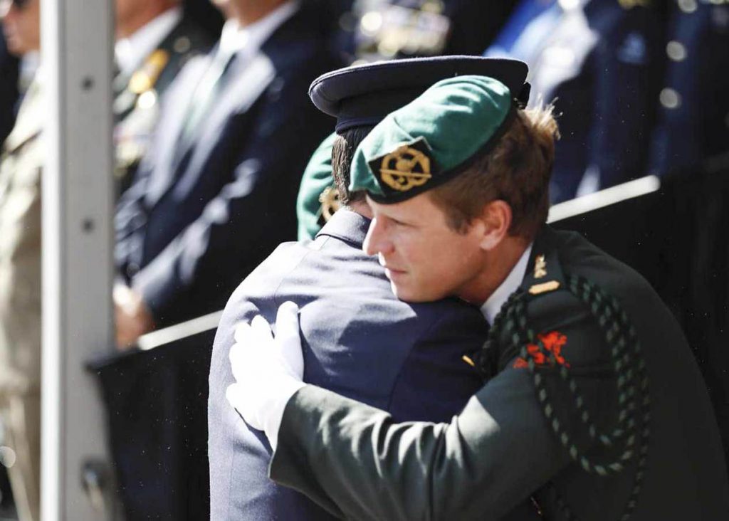 Apache-vlieger Roy de Ruiter nieuwe drager Militaire Willems-Orde ...